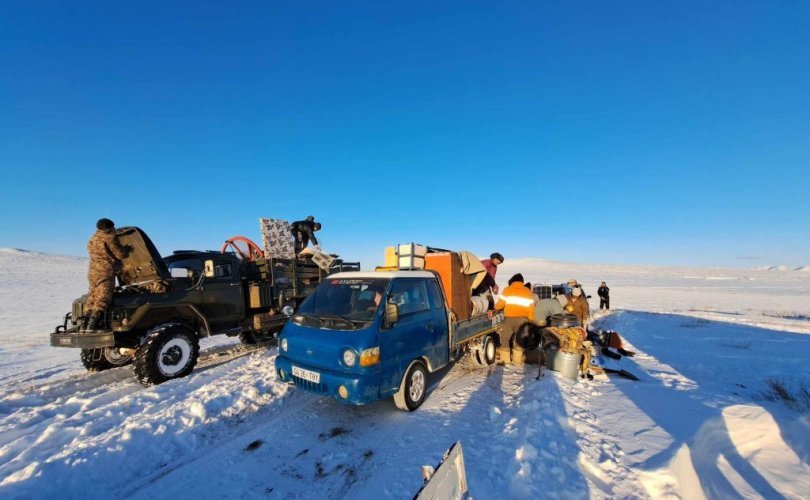 ОБЕГ 57 өрхийг өвөлжөө рүү нүүлгэж цасанд боогдсон зам нээсэн